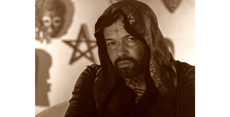 Il redonne voix à l’esprit de la Marche Verte: Elam Jay chante «Sahra ...