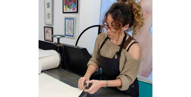 Elle présente une œuvre créative sur papier pour la gravure: «Les ...
